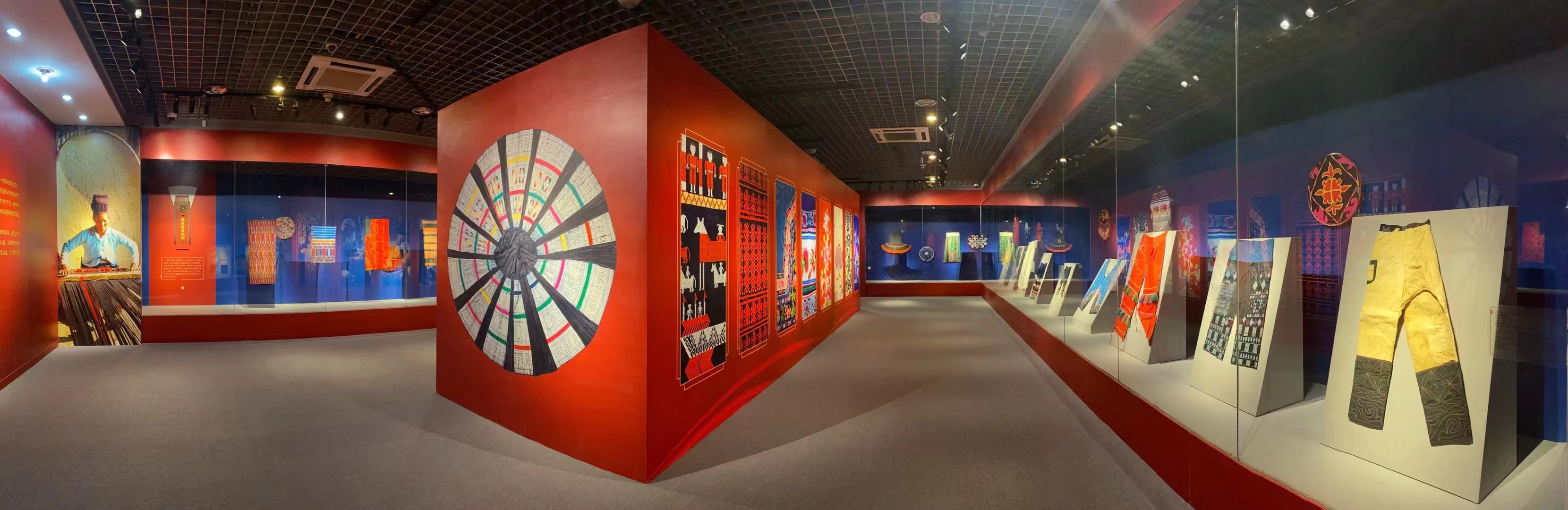 《衣无语、绎大千——中华民族袍、衣、裙、裤展》-http://bwg.muc.edu.cn/